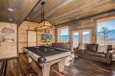 Amazing View Lodge - 8 Bedroom Gatlinburg Cabin Rental