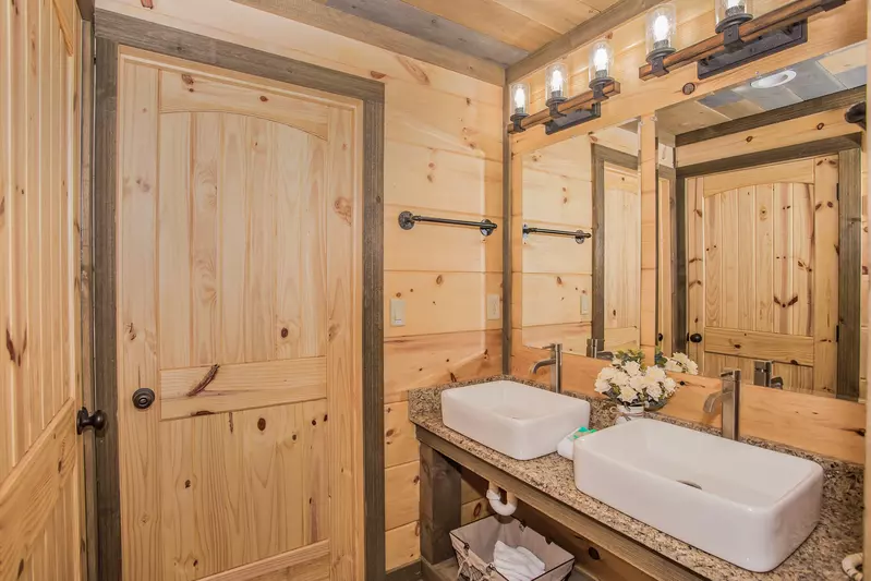 Amazing View Lodge - 8 Bedroom Gatlinburg Cabin Rental