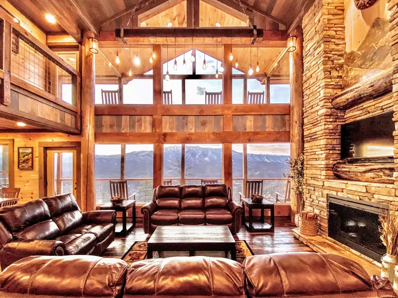 Amazing View Lodge - 8 Bedroom Gatlinburg Cabin Rental