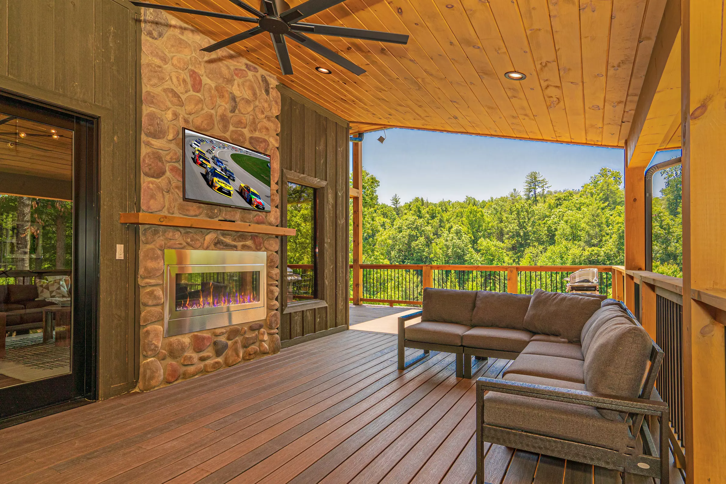 Modern Mountain Majesty - 3 Bedroom Sevierville Cabin Rental