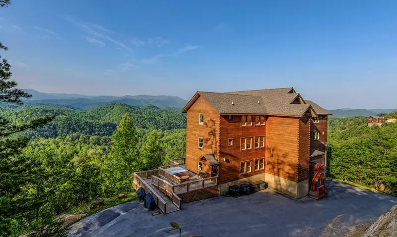 Pinnacle View Lodge - 14 Bedroom Sevierville Cabin Rental