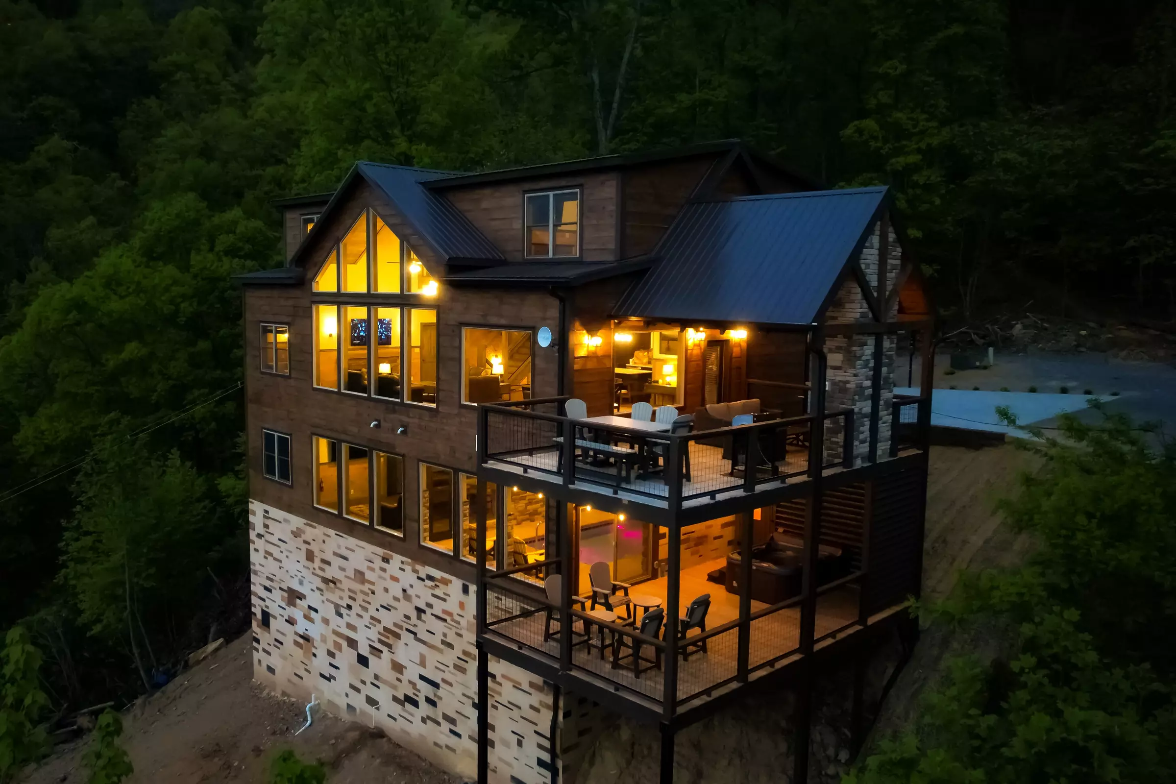 Cliffside Scenic Splendor - 4 Bedroom Sevierville Cabin Rental